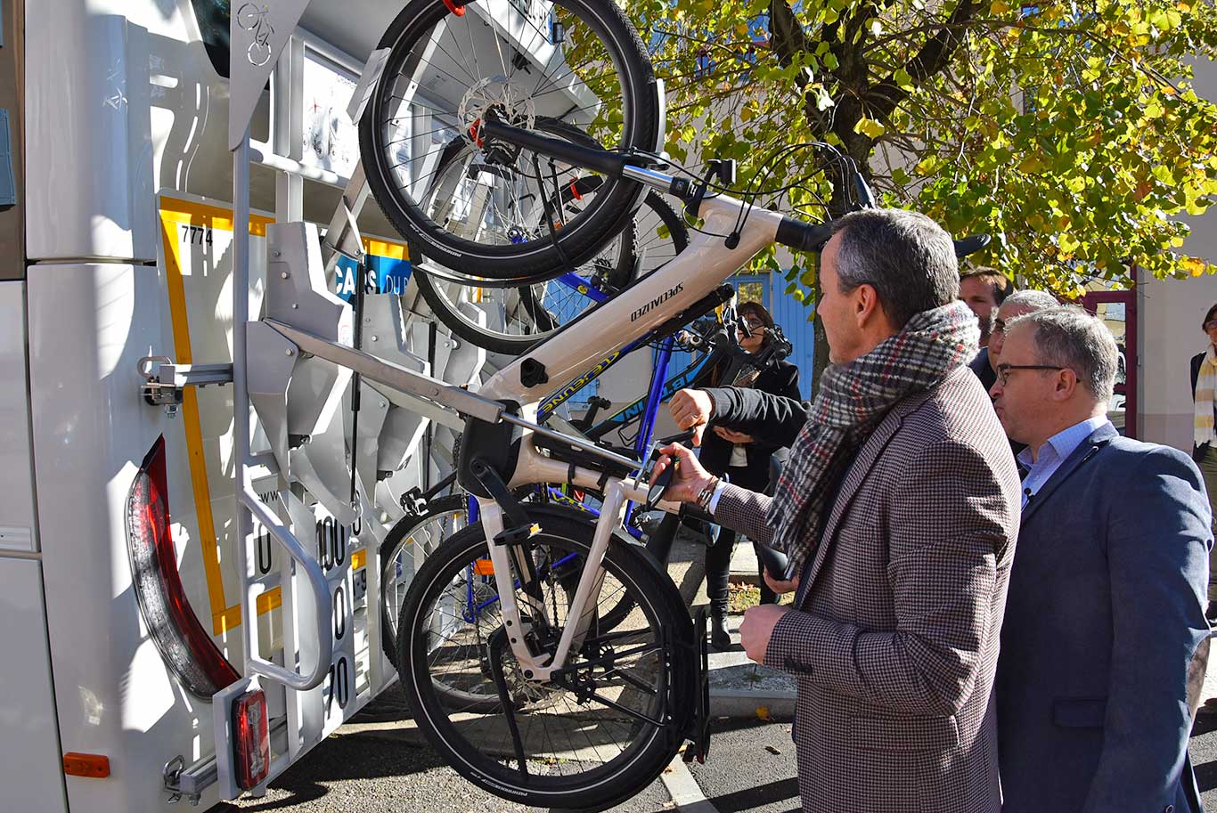 Sytral Mobilités expérimente l'emport des vélos sur la ligne 145 des ...